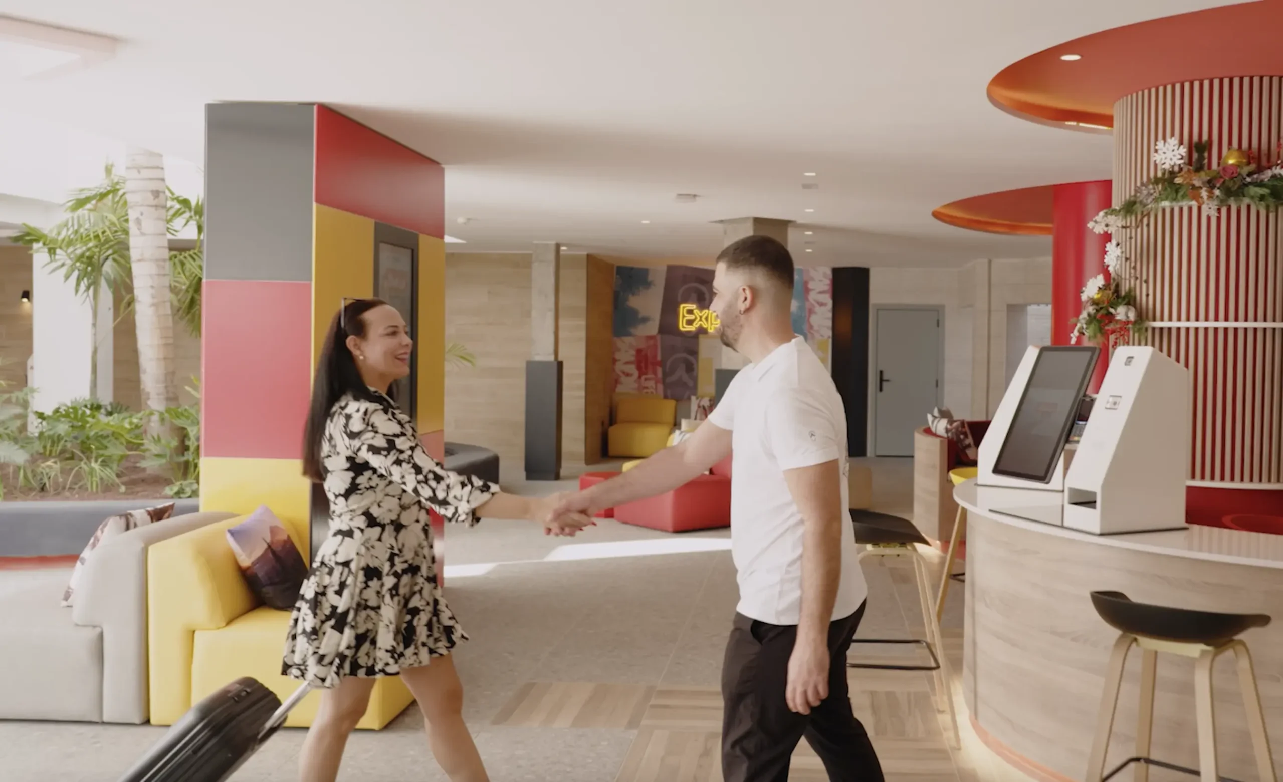 Was macht eine Hotelrezeptionistin? Gehälter, Studium, Aufgaben